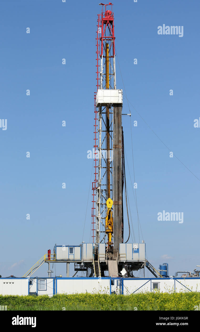 land oil drilling rig on field Stock Photo - Alamy