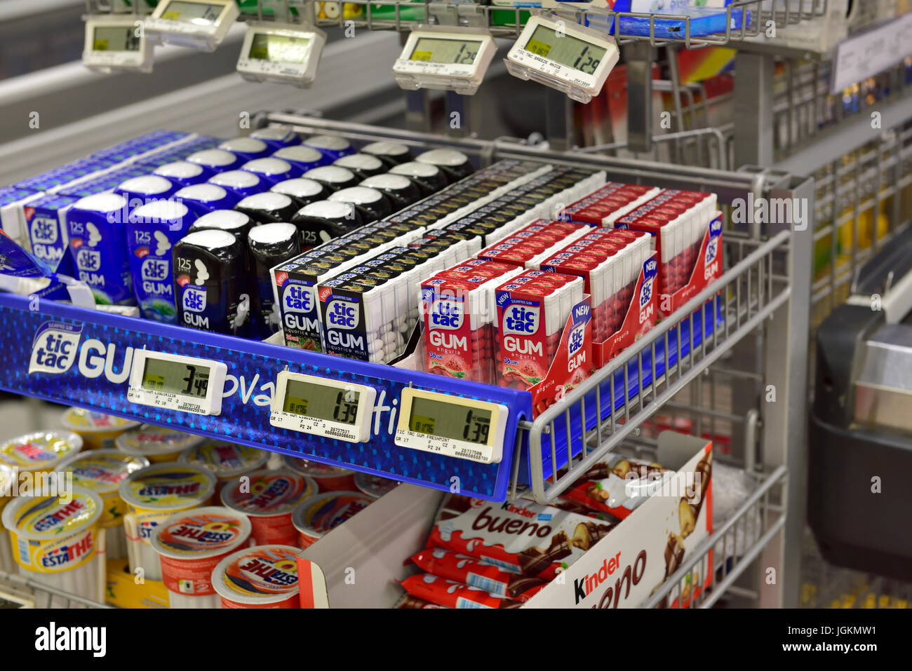 Supermarket checkout sweets hi-res stock photography and images - Alamy
