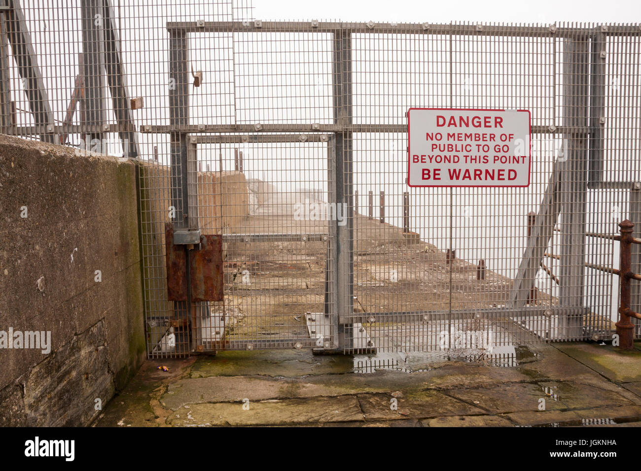 Fog warning sign hi-res stock photography and images - Alamy