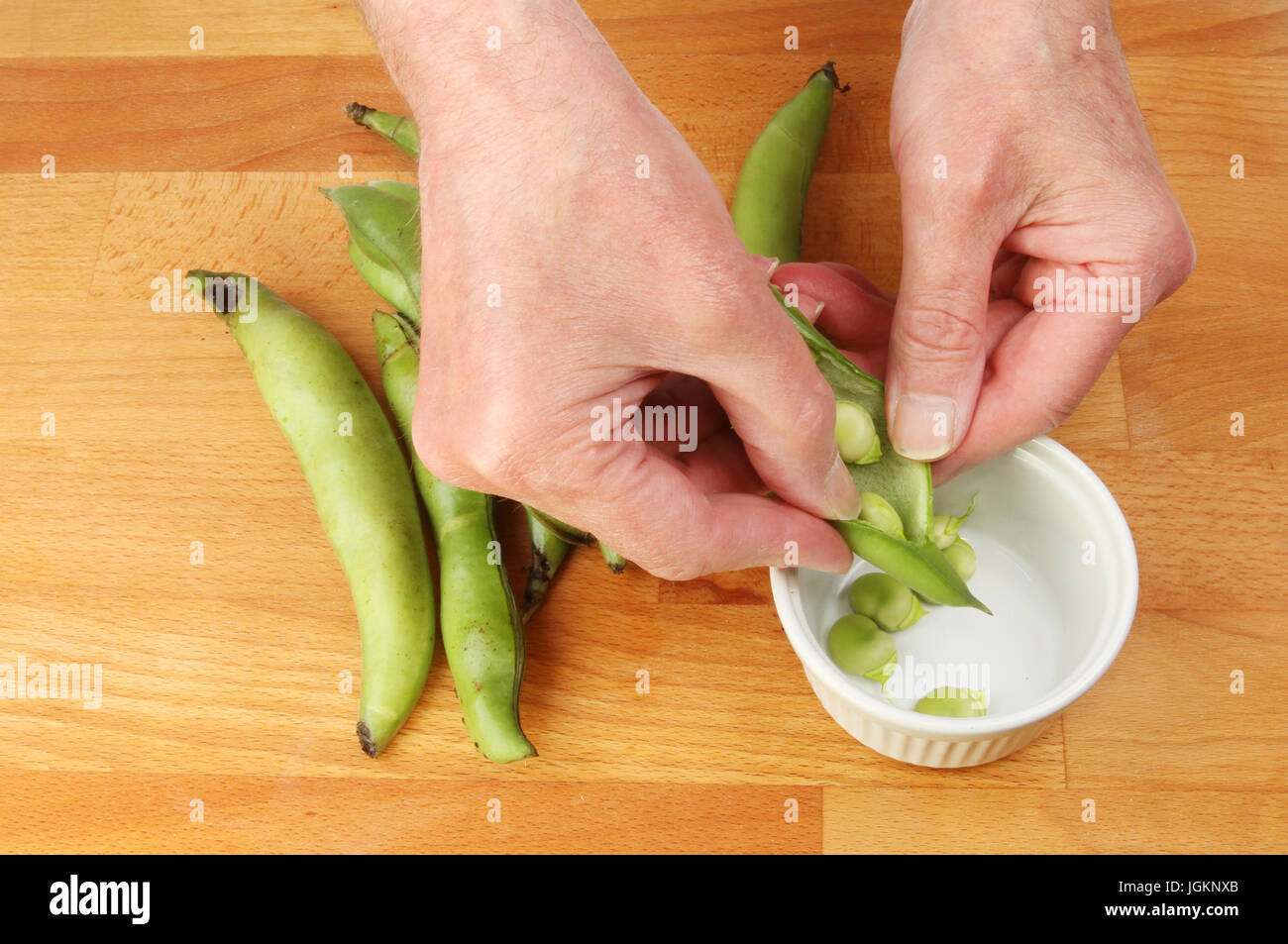 Hands broad beans hi-res stock photography and images - Alamy