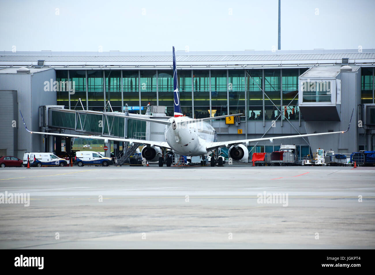 Ground power unit aircraft hi-res stock photography and images - Alamy