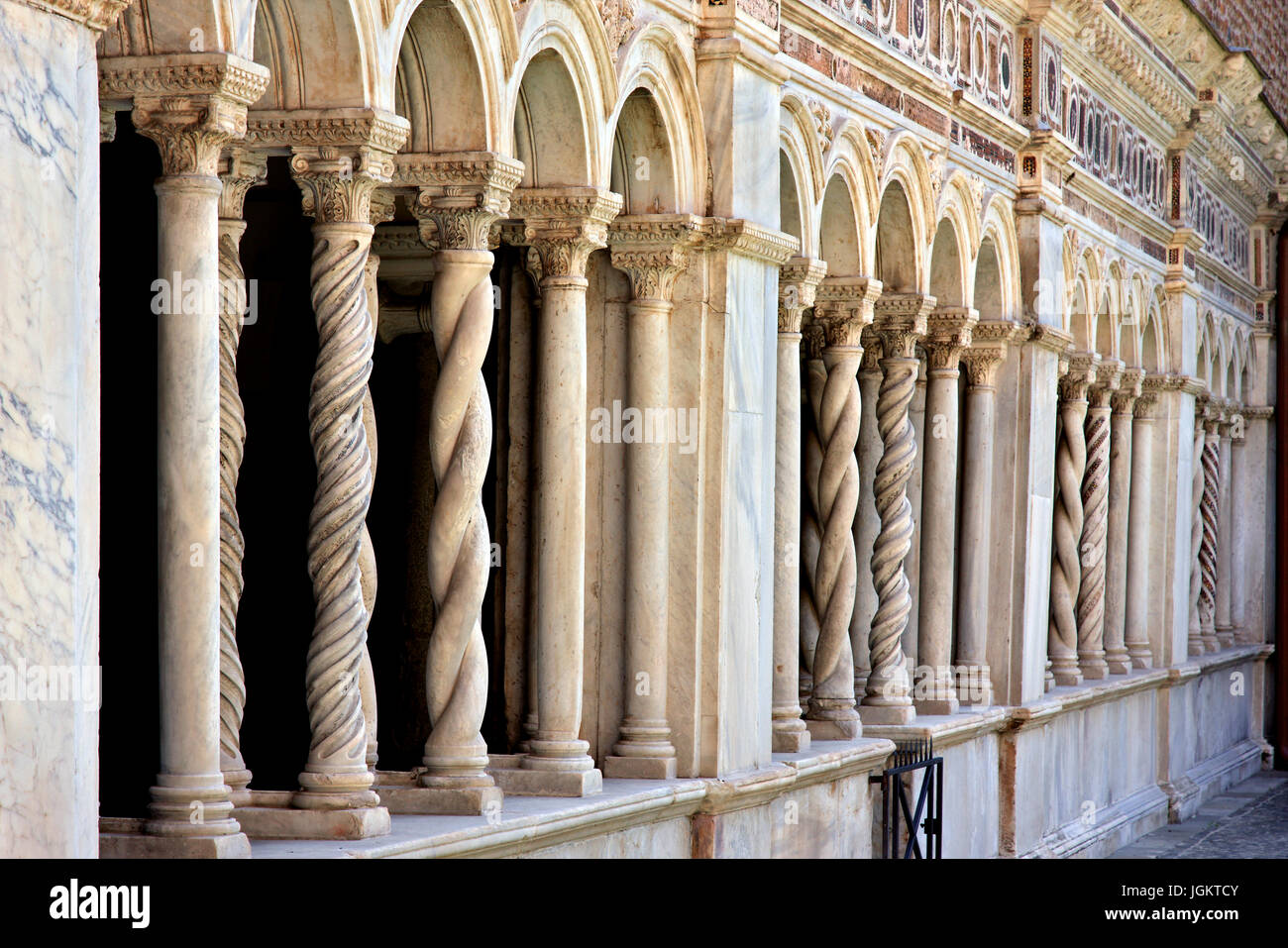 Twisted columns hi-res stock photography and images - Alamy