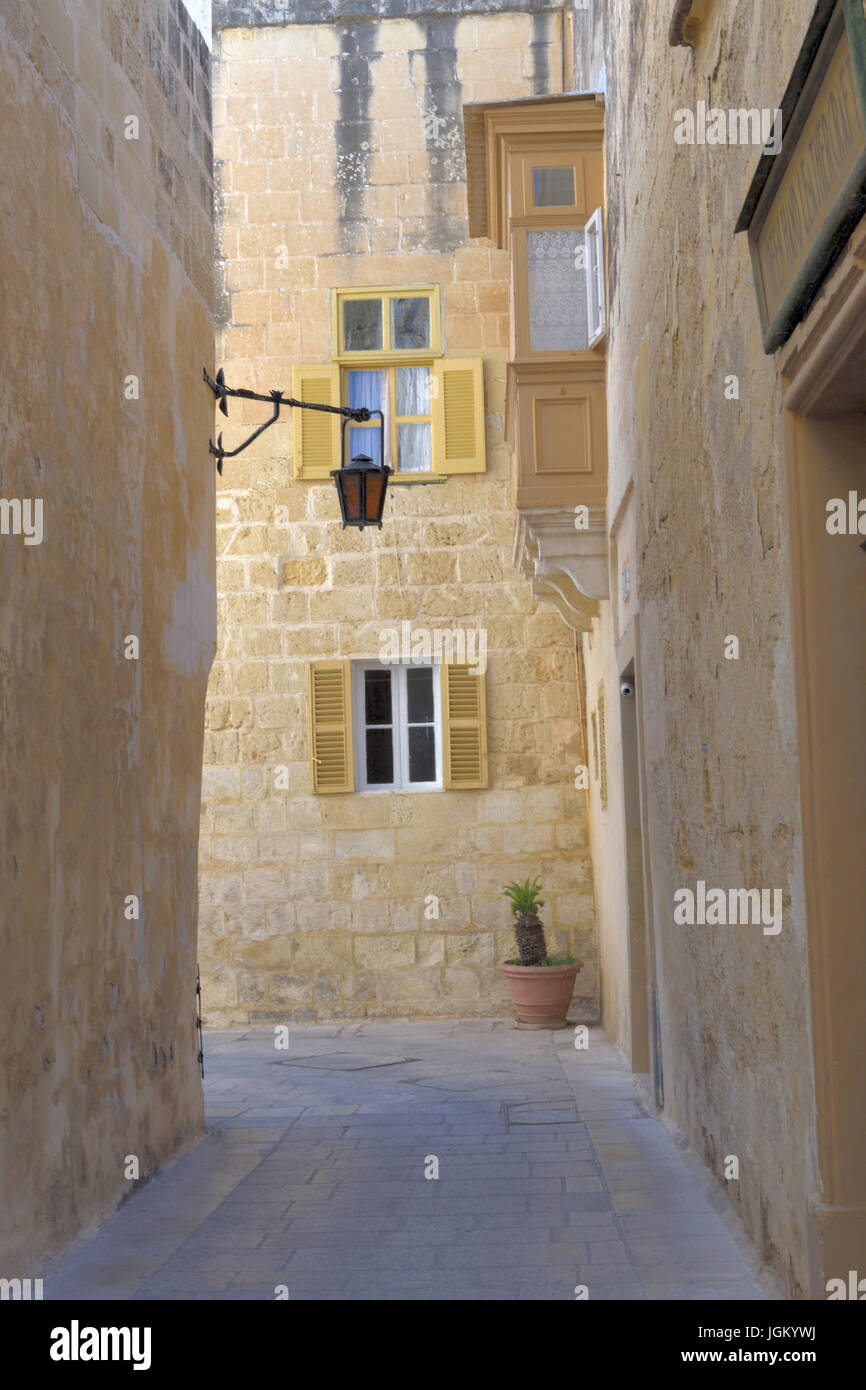 Old european alleyway hi-res stock photography and images - Alamy