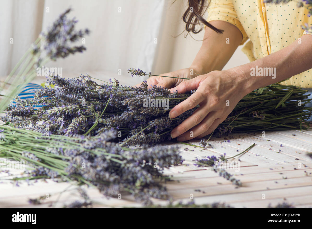 28 5000 essence hi-res stock photography and images - Alamy