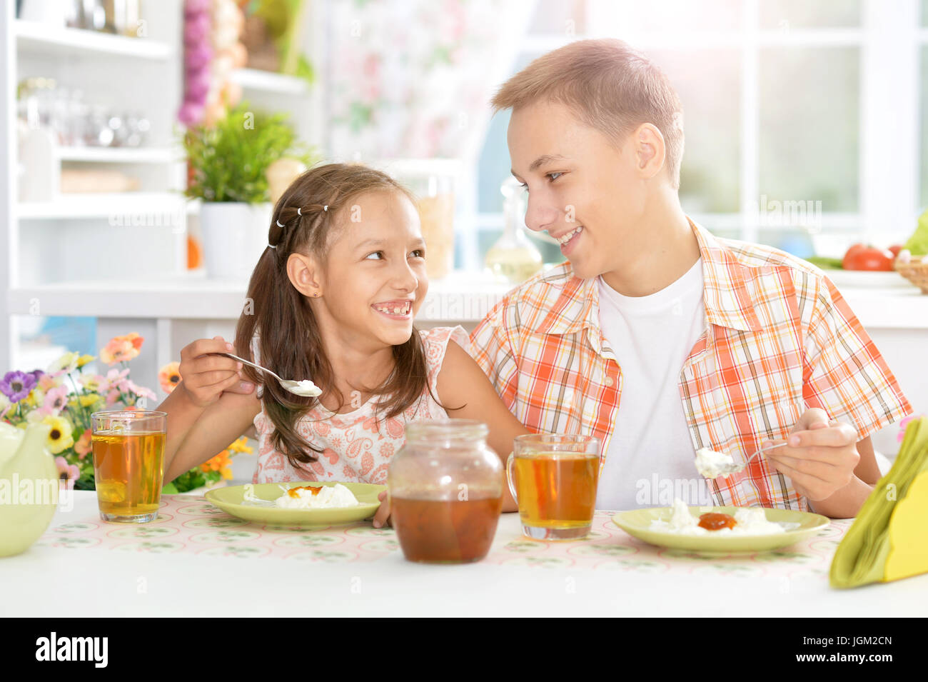Children eating breakfast hi-res stock photography and images - Alamy