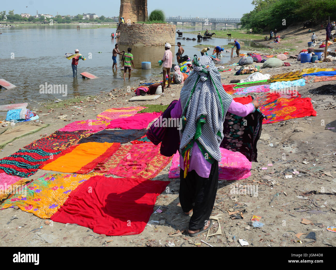 Indian woman clothing laundry in hi-res stock photography and images ...