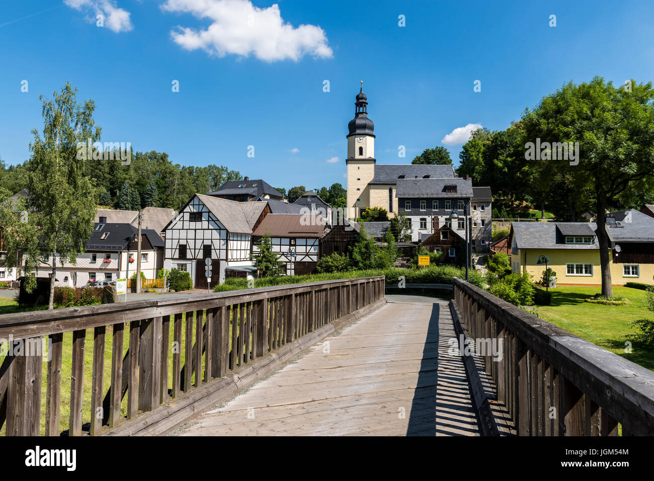 The small town of Sparnberg an der Saale with houses, church and bridge ...
