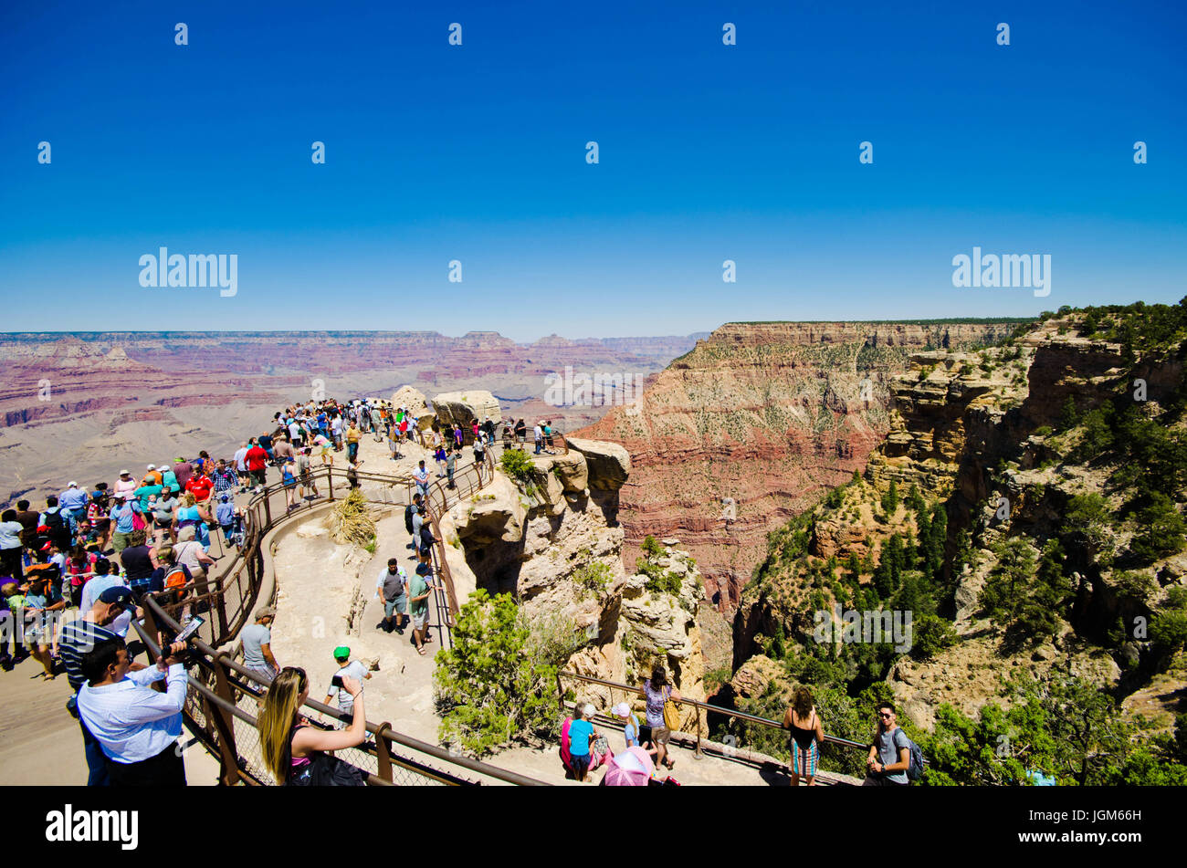 Tourists gathering hi-res stock photography and images - Alamy
