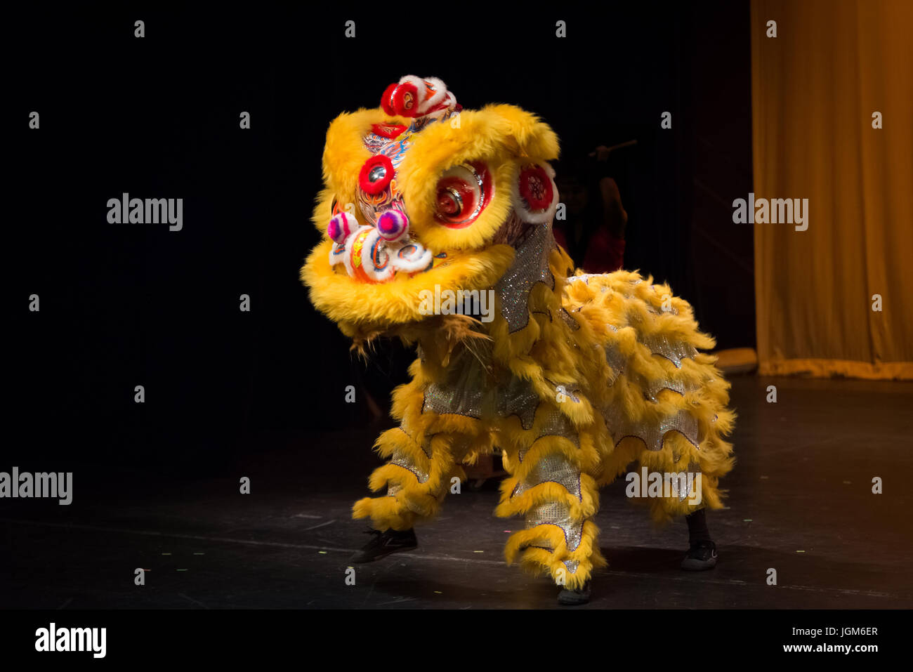 Asian dragon dance hi-res stock photography and images - Alamy