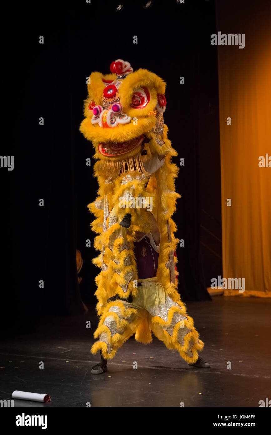 Traditional dragon performance hi-res stock photography and images - Alamy