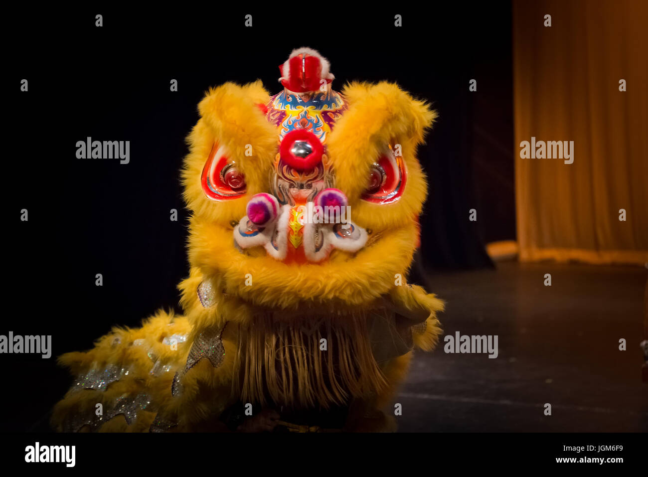 Dragon dance performance chinese hi-res stock photography and images ...