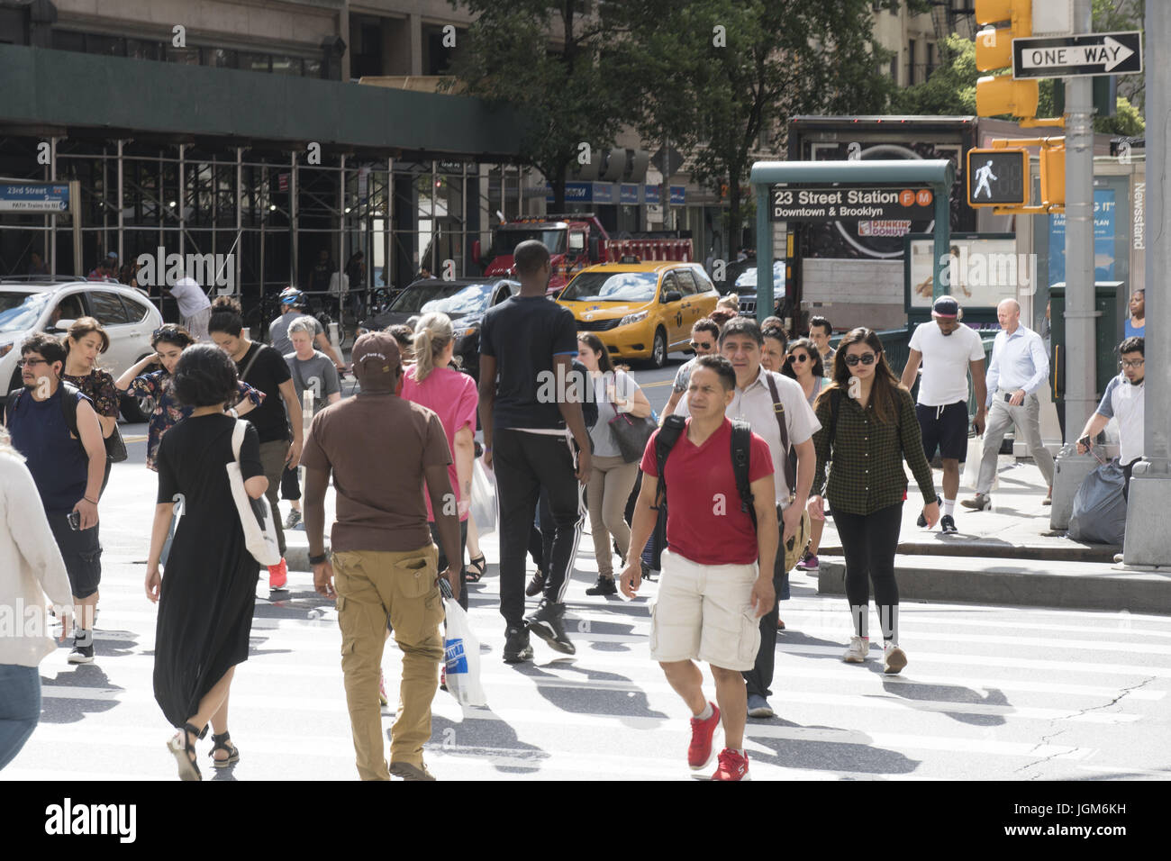 New york street people busy hi-res stock photography and images - Alamy