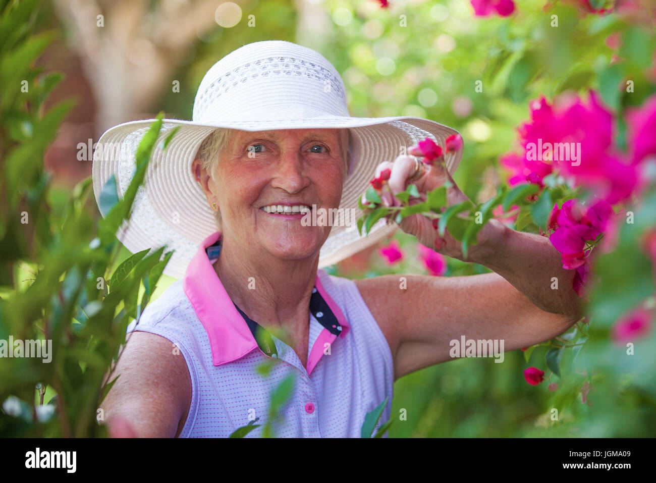 elserly woman happy in garden with sun hat Stock Photo - Alamy