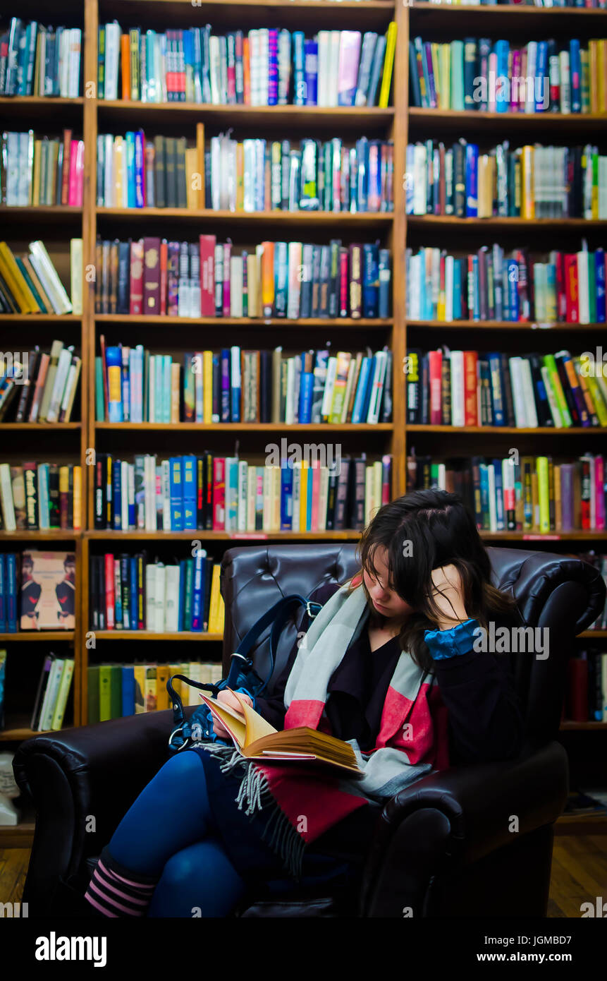 Girl reading book in New York City's Strand bookstore Stock Photo - Alamy