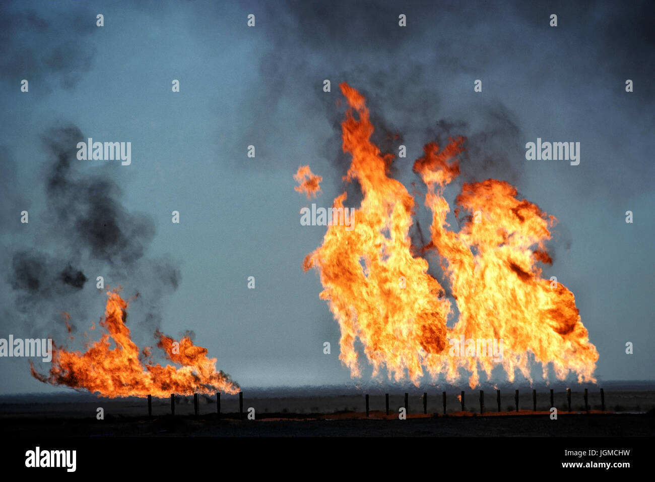 Oil fields burning iraq hi-res stock photography and images - Alamy