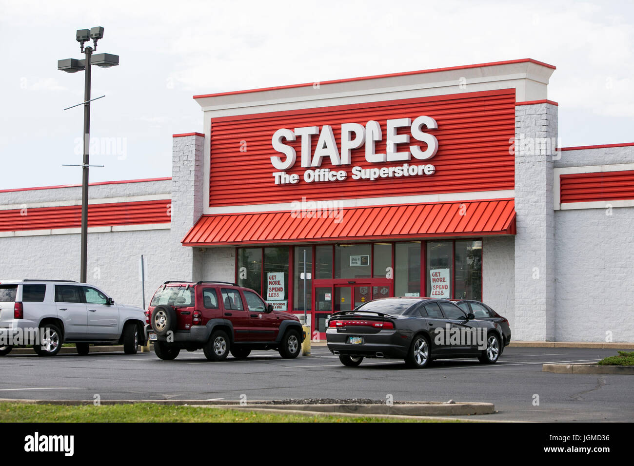 Sign logo storefront retail store hi-res stock photography and images ...
