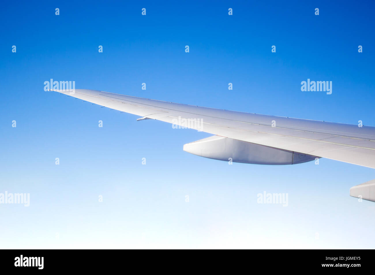 White airplane wing on the blue sky background Stock Photo - Alamy