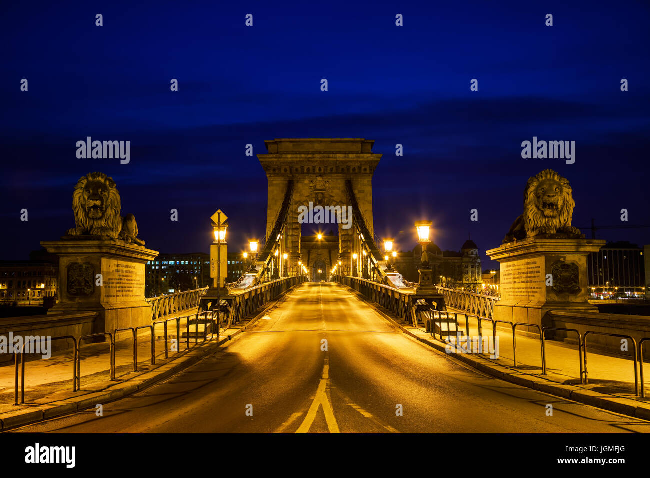 Szechenyi chain bridge in Budapest, Hungary at night Stock Photo - Alamy