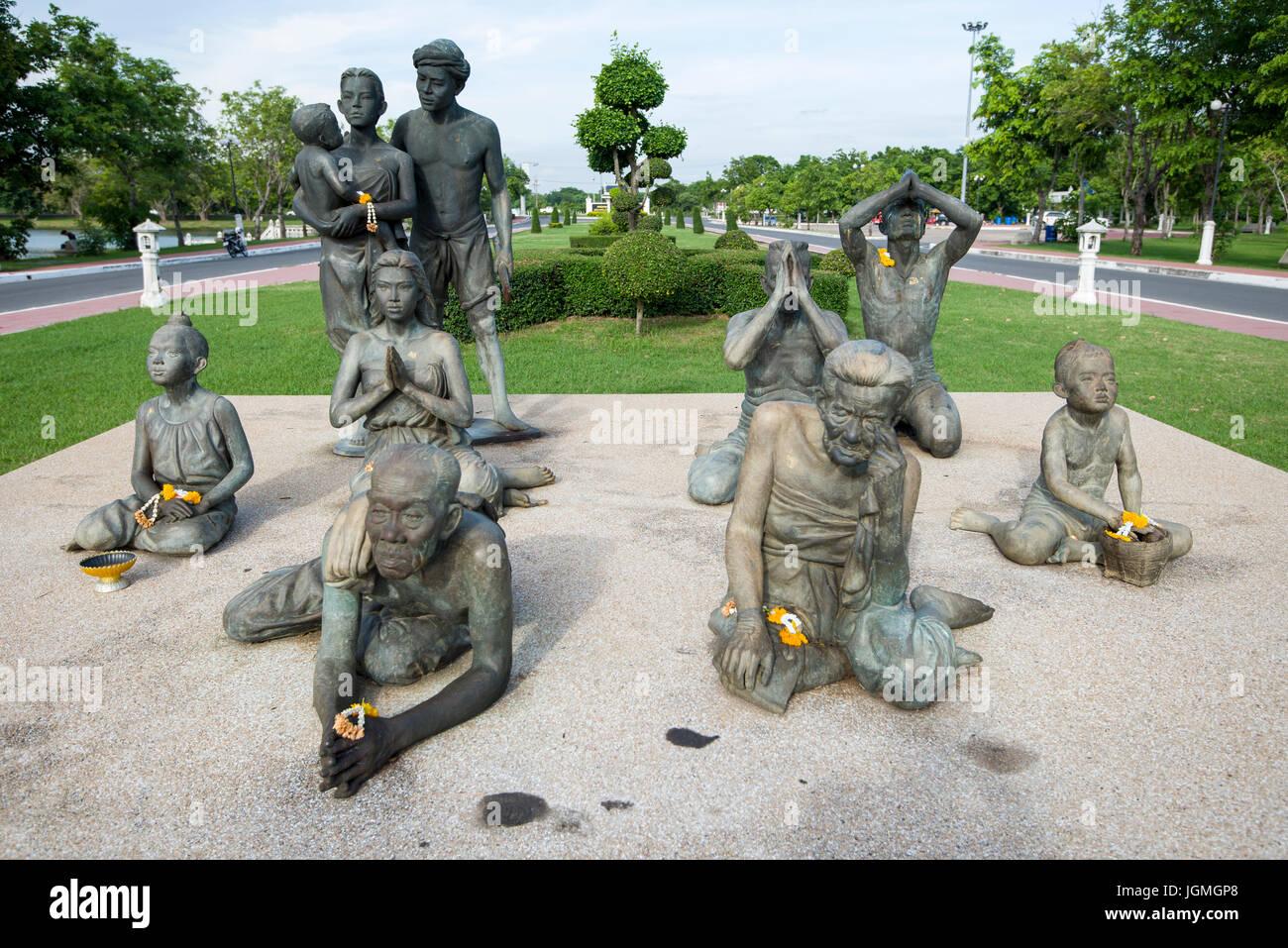 Statue's around the Queen Suriyothai Monument, Ayutthaya Stock Photo ...