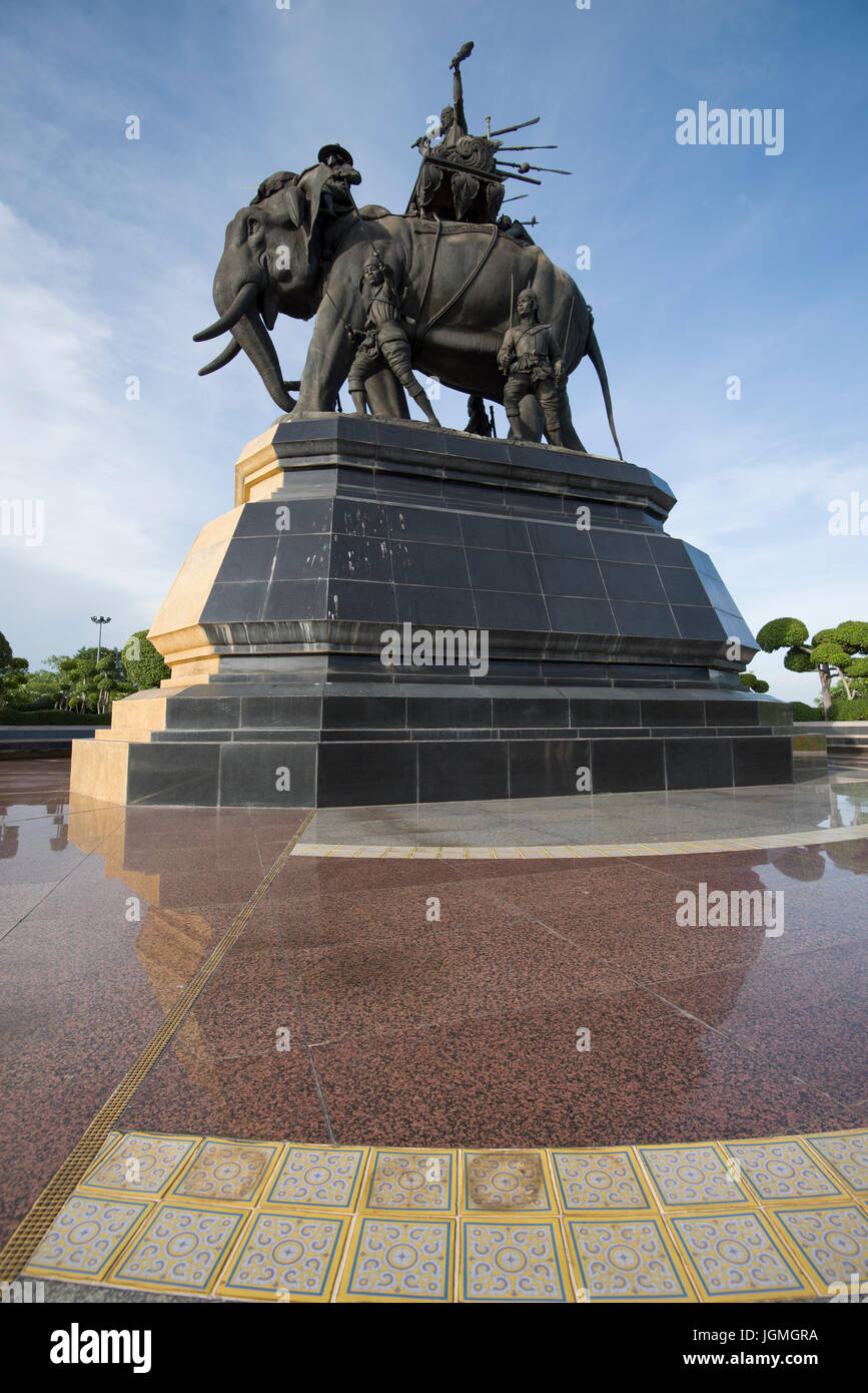 King monument suriyothai hi-res stock photography and images - Alamy