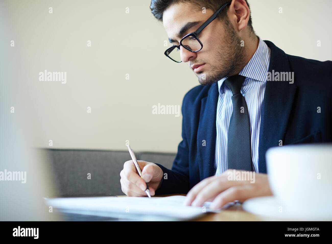 Signing papers hi-res stock photography and images - Alamy