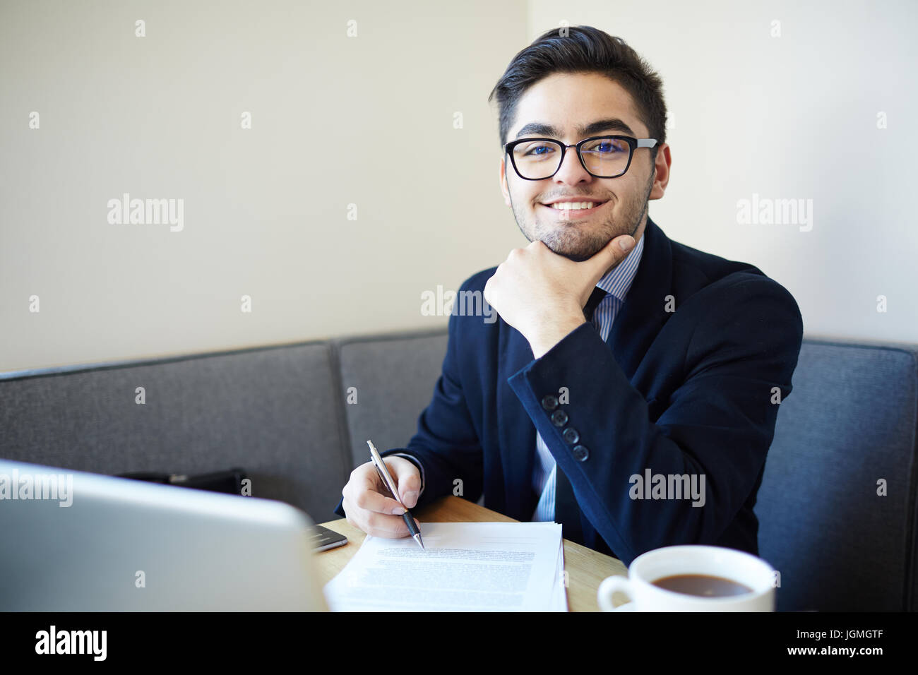 Signing contract new job hi-res stock photography and images - Alamy