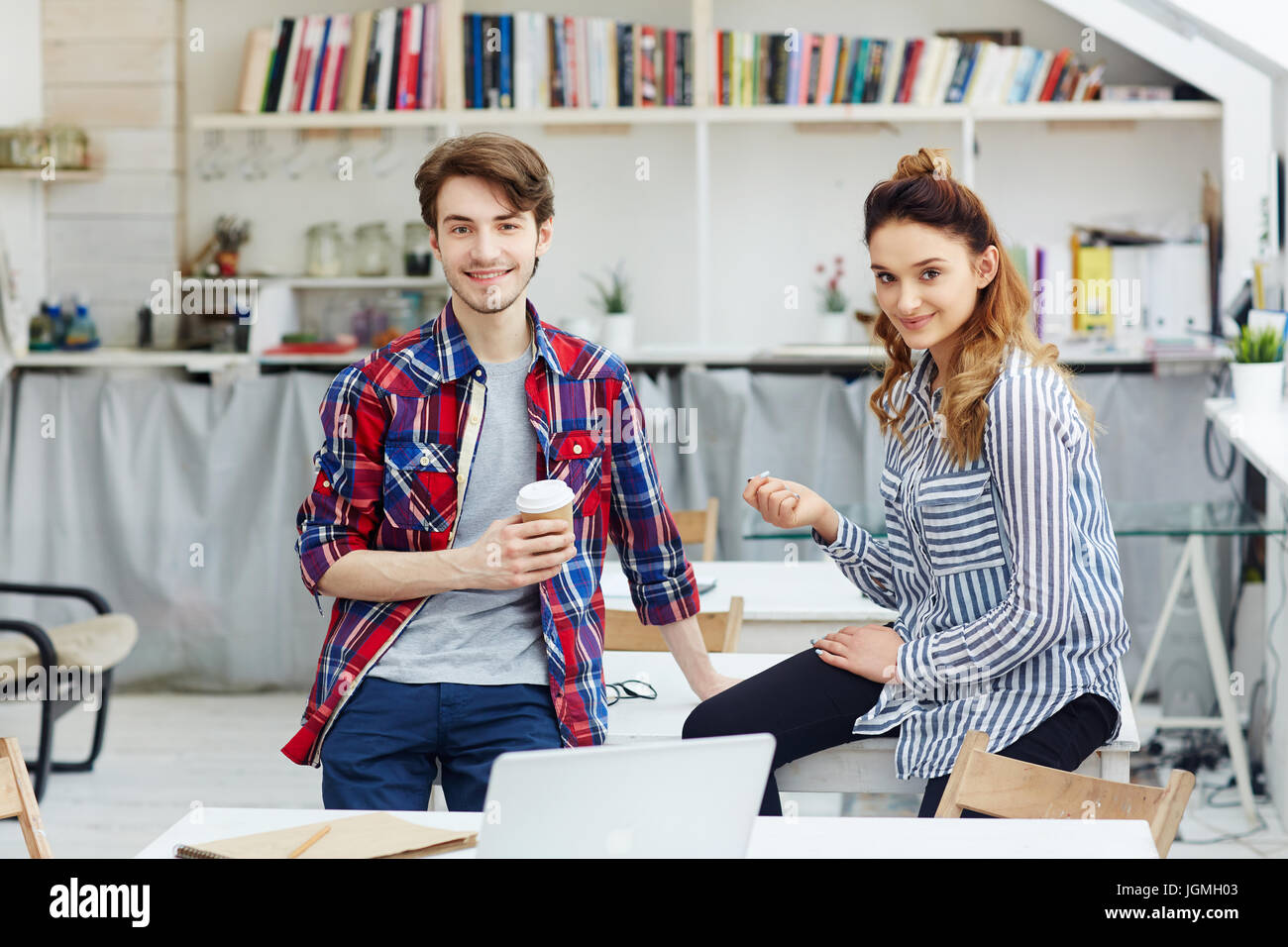 College couple hi-res stock photography and images - Alamy