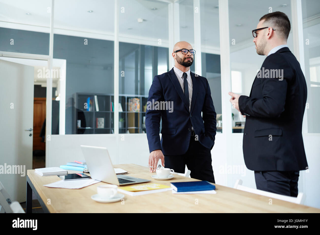 Talk consulting colleagues office hi-res stock photography and images ...