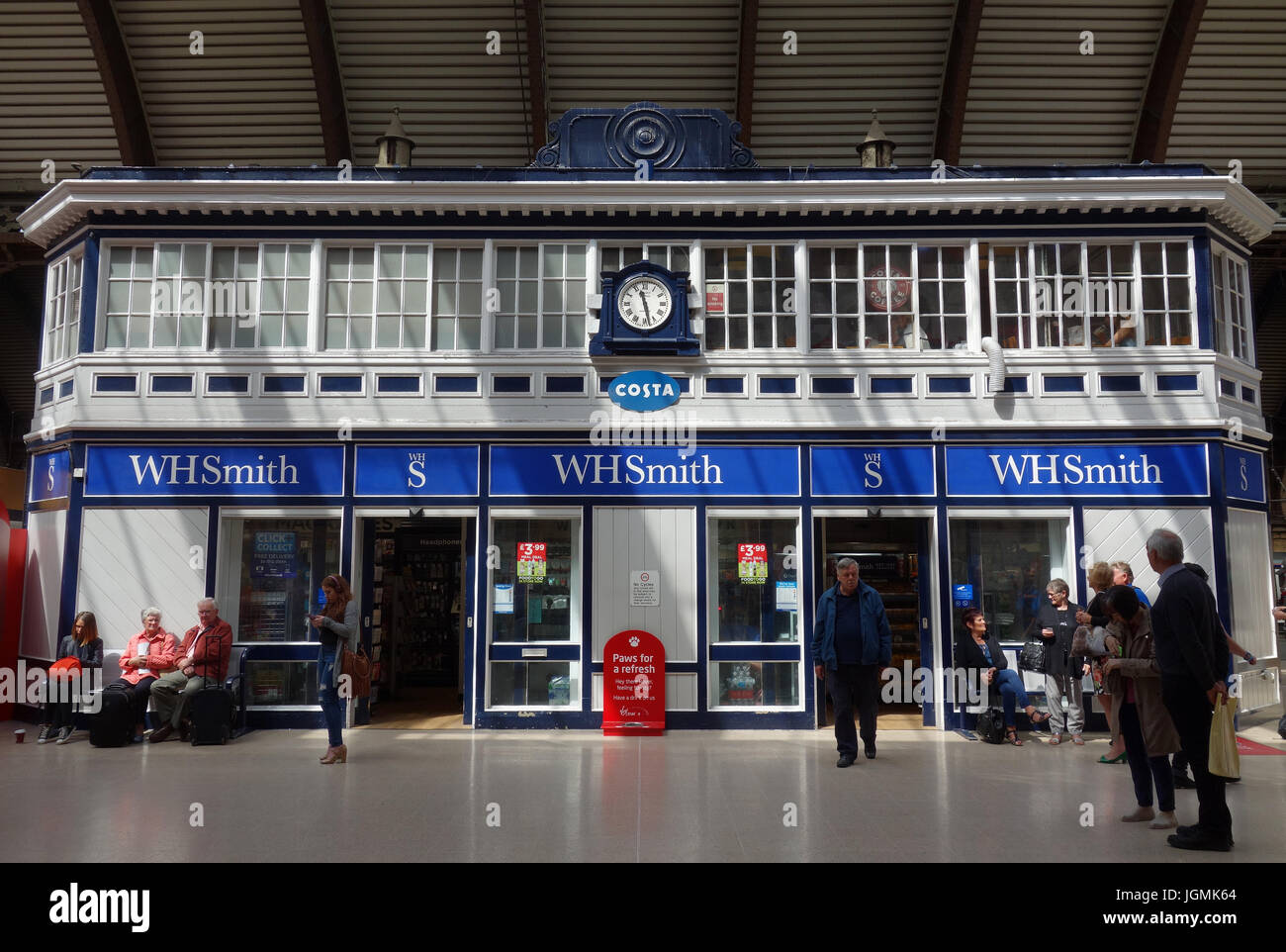 Wh smith inside hi-res stock photography and images - Alamy