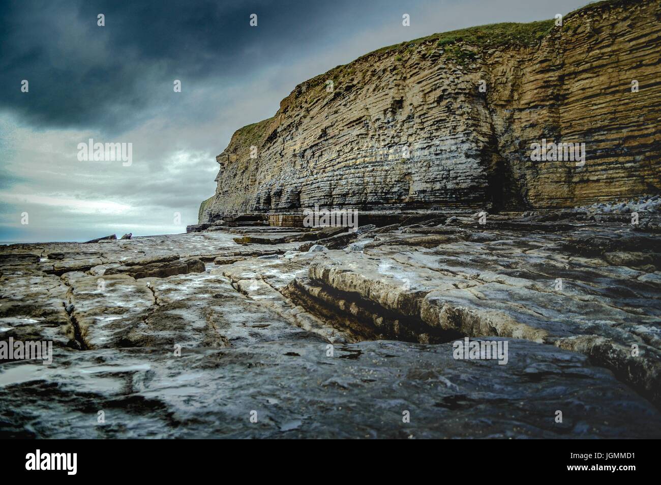 Sedimentary rock limestone layers hi-res stock photography and images ...