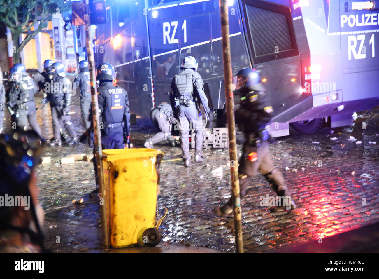 In the night in Schanzenviertel new riots erupted. Police used the ...