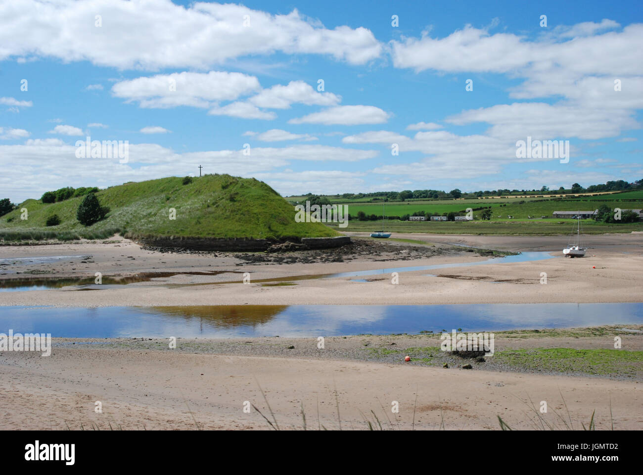 estuary of river Aln and historic cross on hill at Alnmouth Stock Photo ...