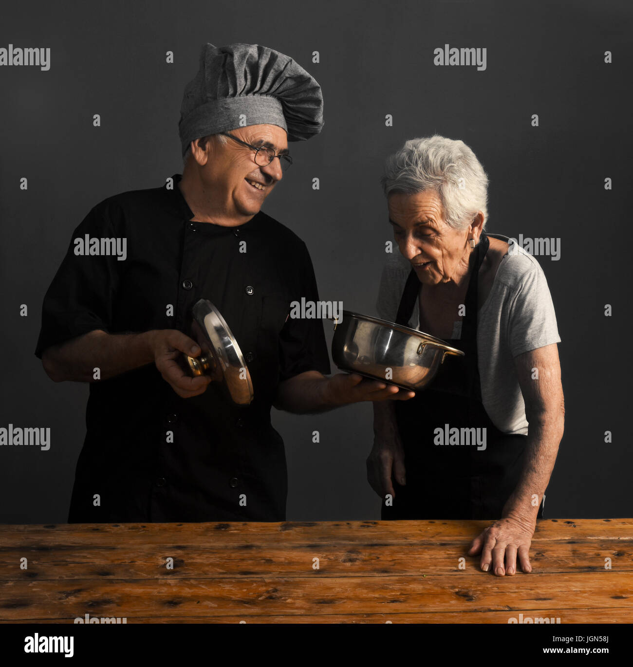 Old couple cooking vegetable hi-res stock photography and images - Alamy