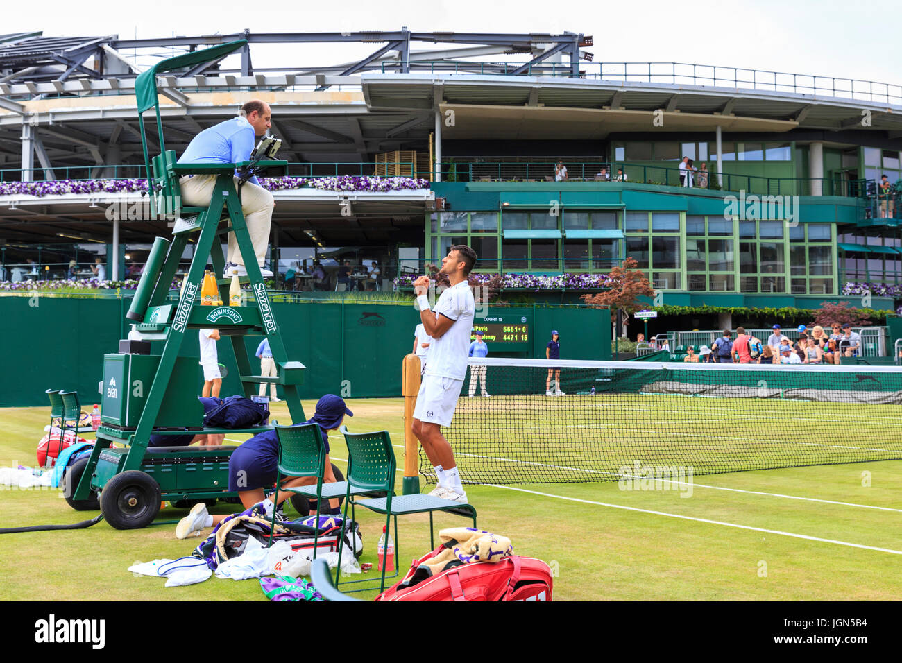 Wimbledon umpire chair hi-res stock photography and images - Alamy