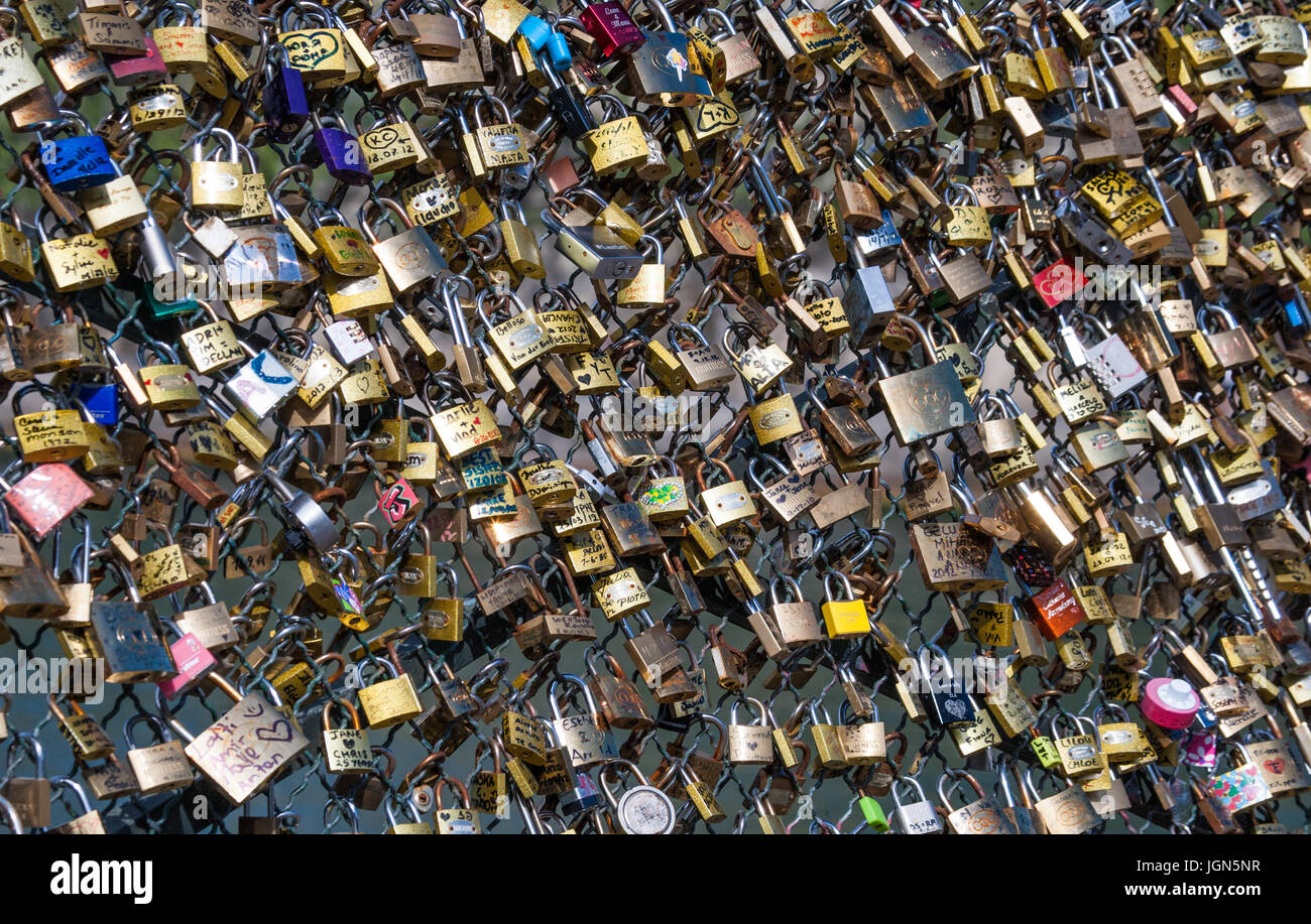 Montmartre bridge hi-res stock photography and images - Alamy