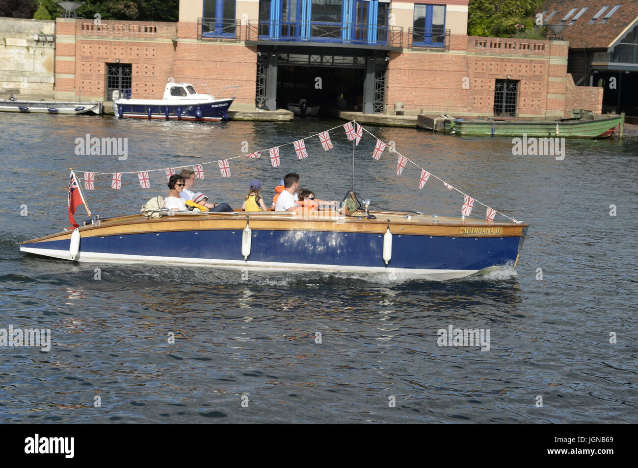 Motor lainch on thames hi-res stock photography and images - Alamy