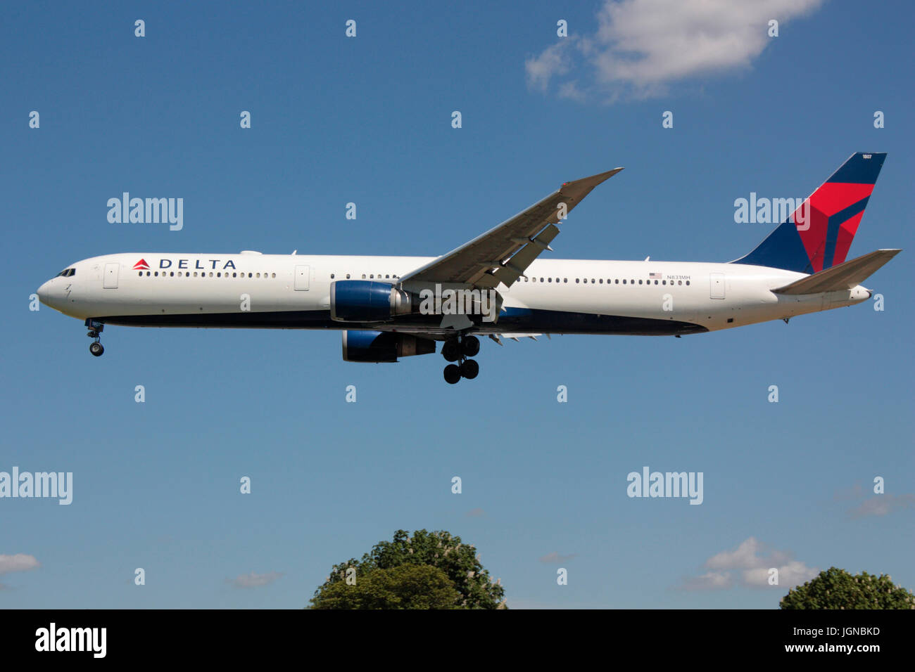 Long haul air travel. Delta Air Lines Boeing 767-400ER widebody ...