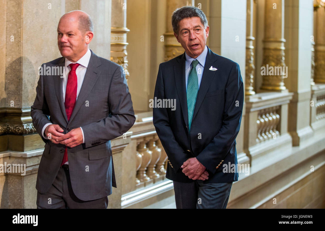 Olaf Scholz, the mayor of Hamburg, greets Joachim Sauer, the husband of ...