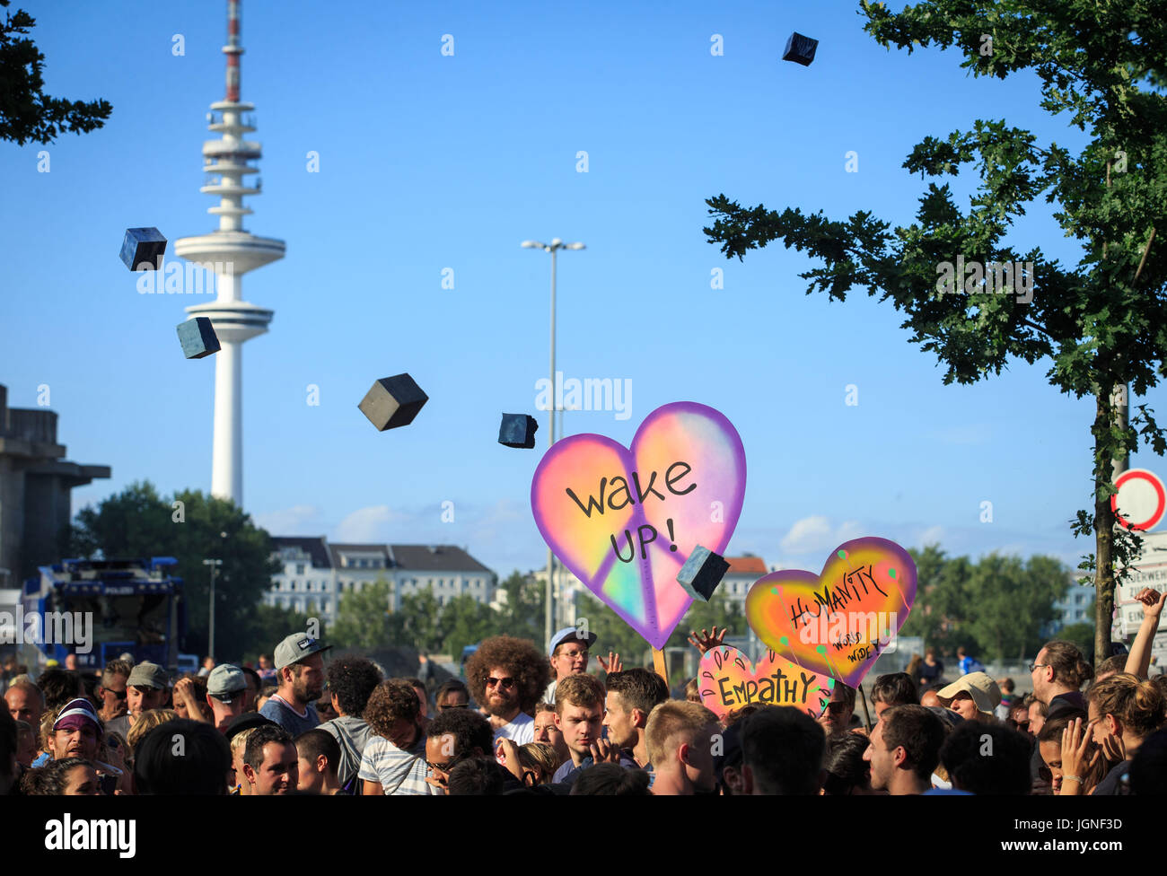 Hamburg, Germany. 8th July, 2017. Pople dance below flying foam bricks ...