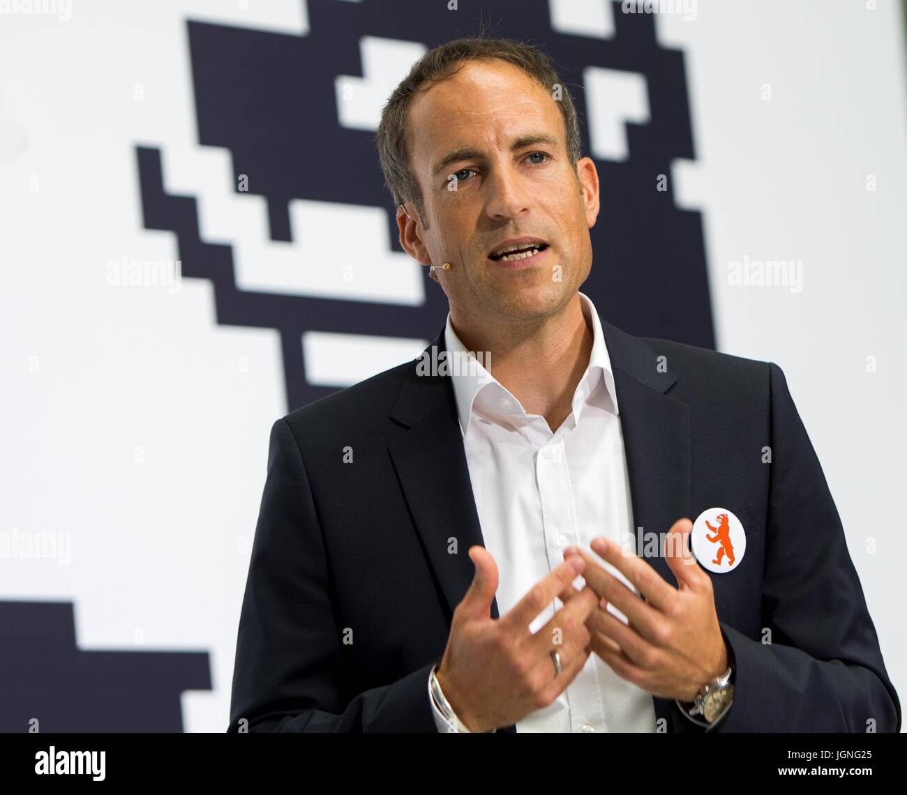 T online de hi-res stock photography and images - Alamy