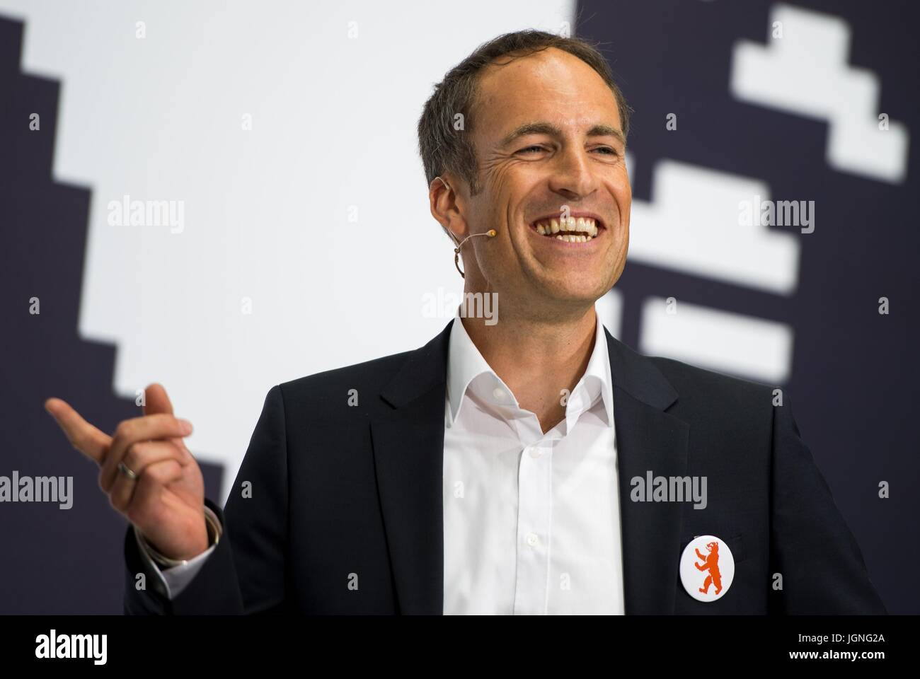 T online de hi-res stock photography and images - Alamy