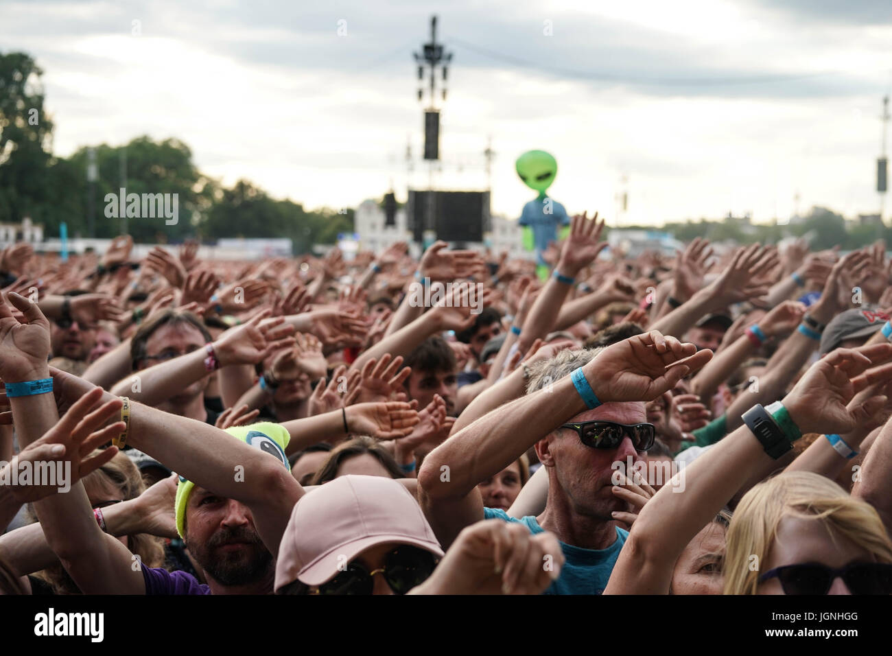 London, UK. 08th July, 2017. Festival goers watching Elbow performing ...