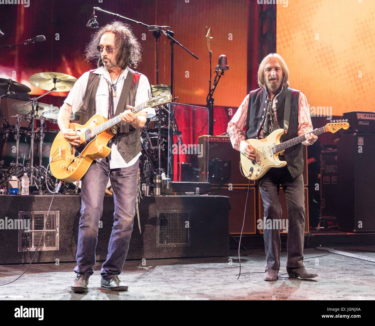 Milwaukee, Wisconsin, USA. 6th July, 2017. MIKE CAMPBELL and TOM PETTY ...