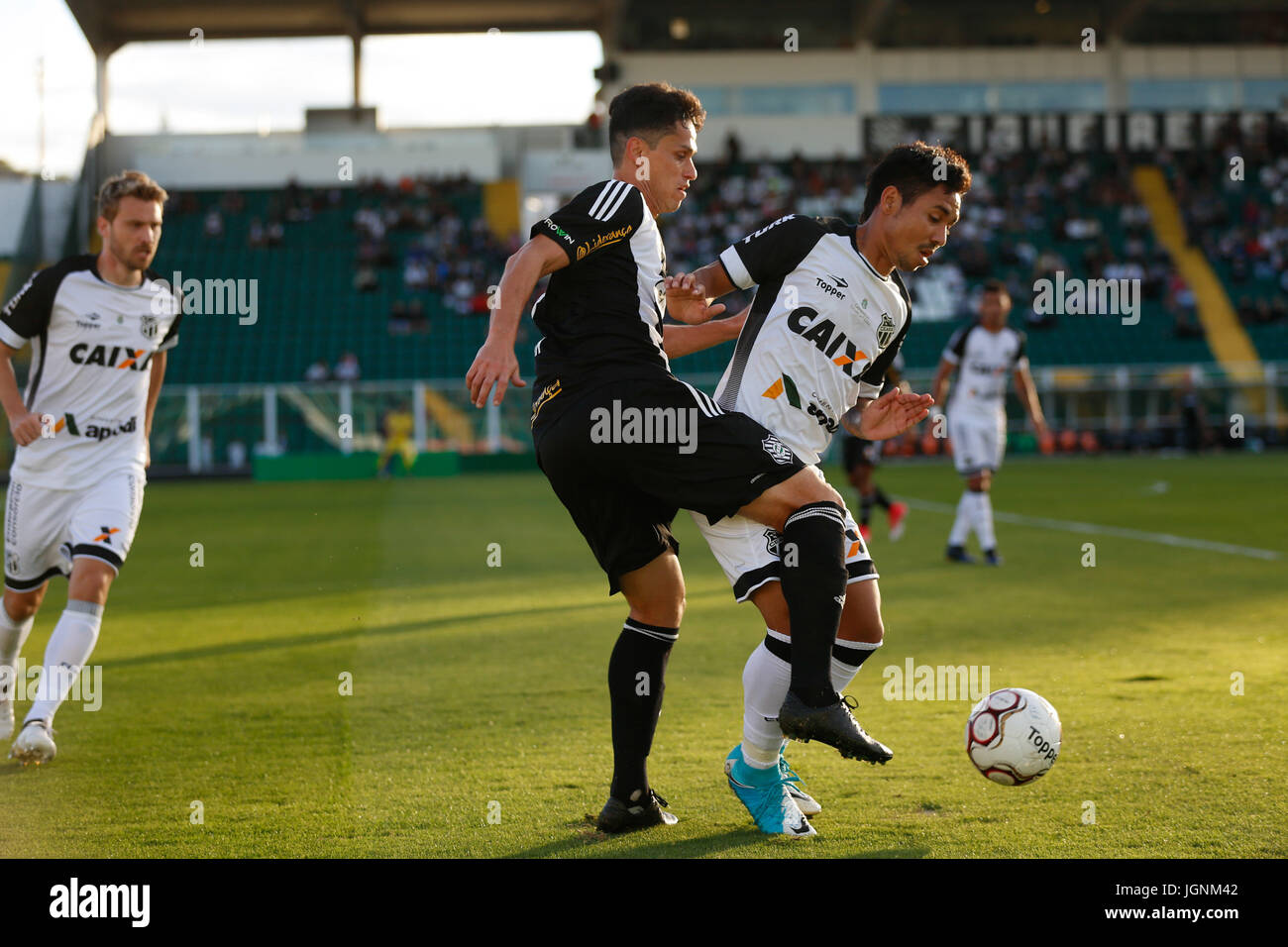 FLORIAN'POLIS, SC - 08.07.2017: FIGUEIRENSE X CEARÁ - Henan do Figueirense and Tiago Cametá do ...
