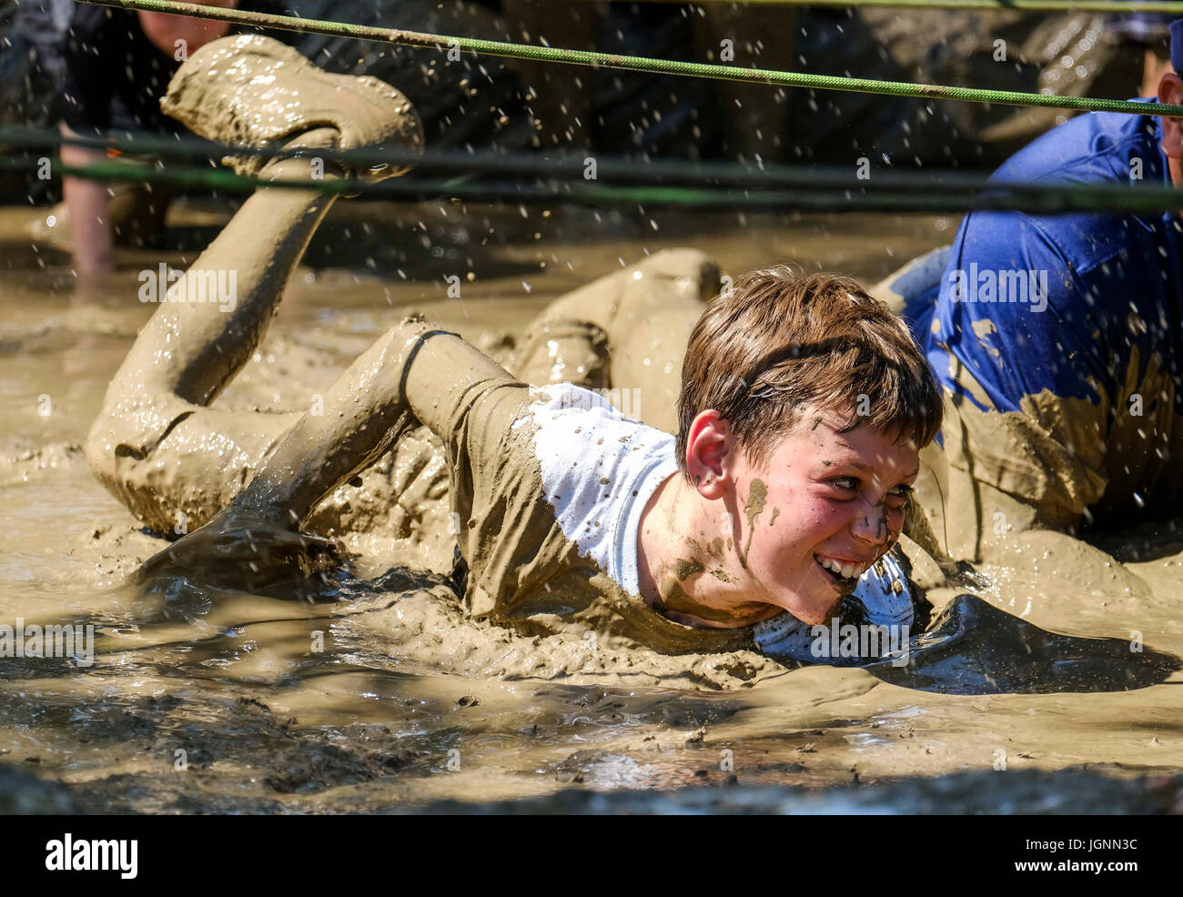 Los Angeles, USA. 8th July, 2017. A boy crosses the mud pit during the ...