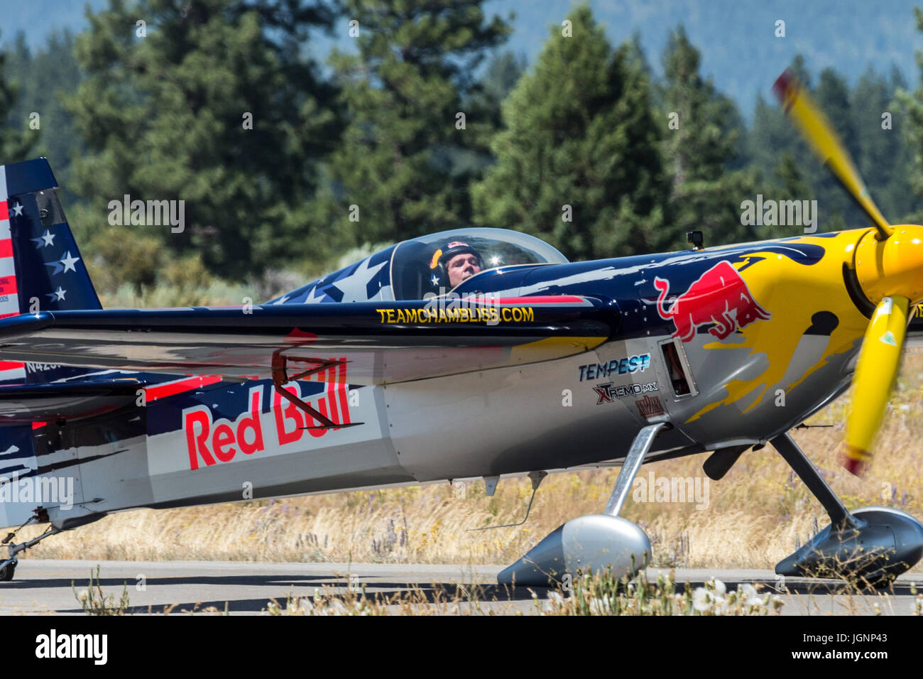 Red bull jet performing hi-res stock photography and images - Alamy