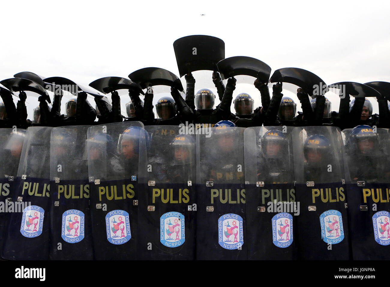 Police carrying shields hi-res stock photography and images - Alamy