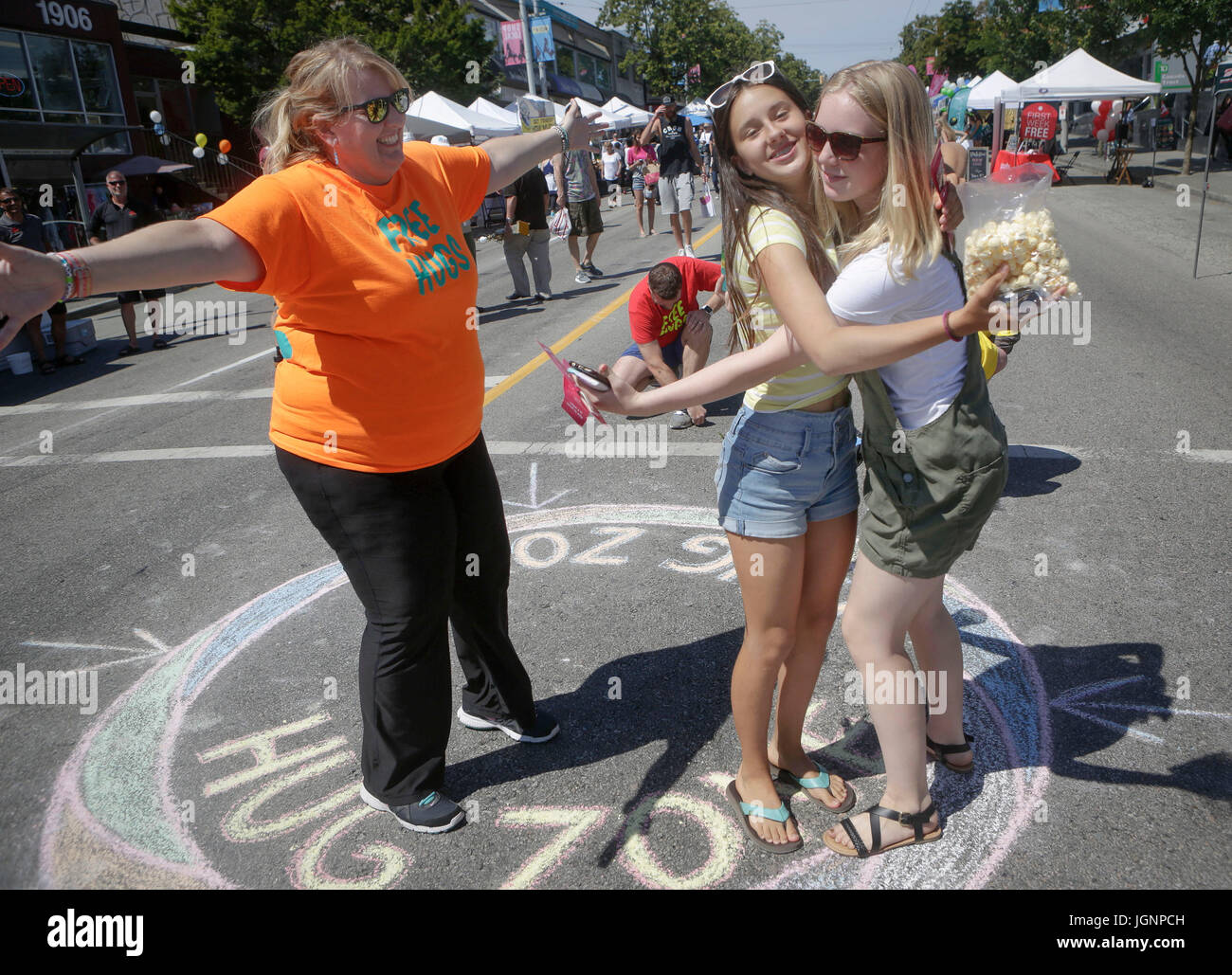 Give a hug hi-res stock photography and images - Alamy