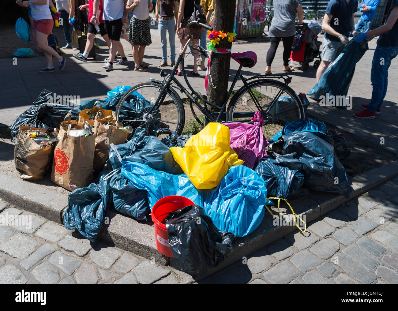 Hamburg, Germany. 9th July, 2017. Residents take part in a clean-up ...