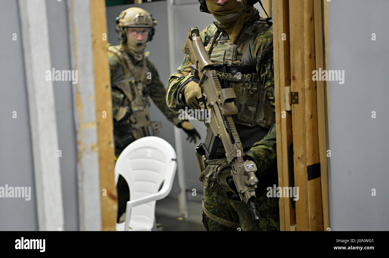 German Special Forces Command (KSK) soldiers train with G36 assault ...